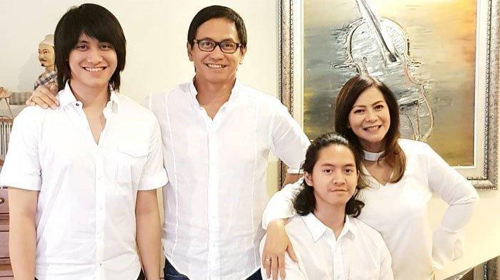 Addie MS Masih Terlihat Muda di Usia 60 Tahun, Apa Resep Ayah Kevin ...