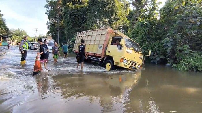 Kondisi Jalinteng Sekayu-Mura, Jalan Desa Ulak Teberau Penuh Lobang ...