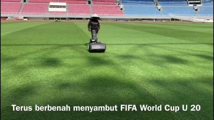 Layaknya Rumput Stadion Eropa, Liat Perubahan Stadion Gelora Sriwijaya ...