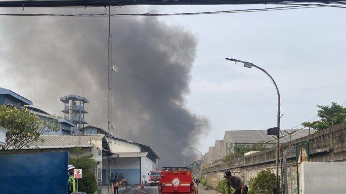 Kesaksian Warga saat Pabrik Pakan Ternak di Bekasi Terbakar : Tiba-tiba Ada Suara Ledakan ...