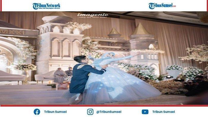 Lagi Kasmaran, Aksi Teuku Ryan Angkat Sang Istri Ria Ricis Saat Resepsi ...
