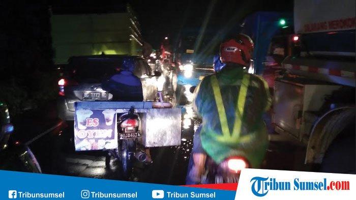 Jalinsum Palembang-Indralaya Macet Parah, Ada Truk Kecelakaan - Tribunsumsel.com