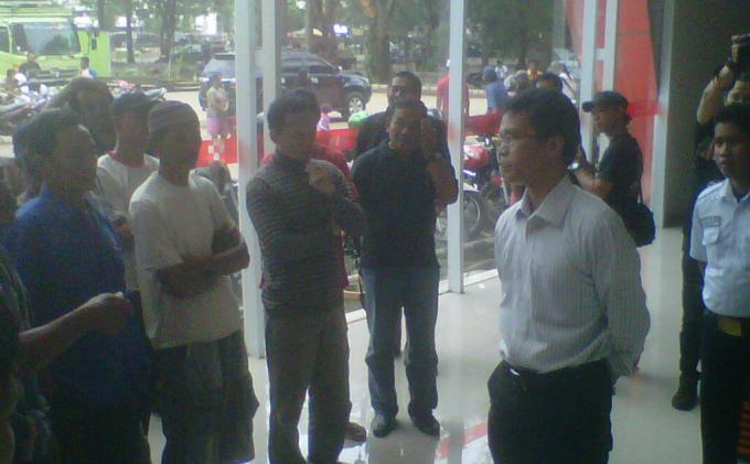 Pedagang Tutup Galian Parit di Sekitar PSCC - Tribunsumsel.com