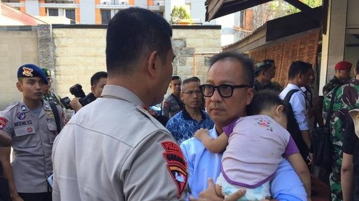 Update Gempa dan Tsunami Palu: Mensos Gendong Balita yang Terpisah dari ...