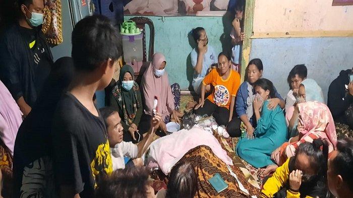 Isak Tangis Keluarga Pecah Sambut Jenazah Naca, Dikebumikan Besok Pagi di Ogan Ilir ...