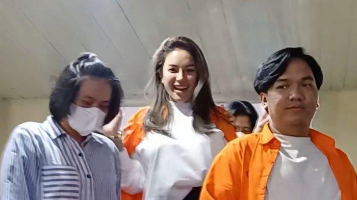 Tampang Nikita Mirzani Saat Pakai Baju Oranye Setalah Resmi Ditahan Kasus Pemerasan Reza Gladys ...