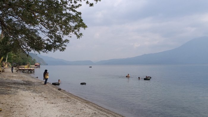 Pantai Pelangi di Danau Ranau OKU Selatan, Destinasi Wisata untuk ...