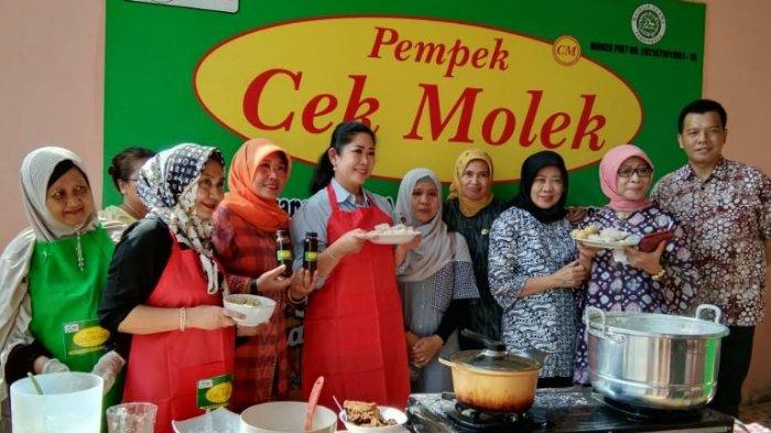 Istri Gubernur Sumsel Praktik Membuat Pempek Bersama Cek Molek ...