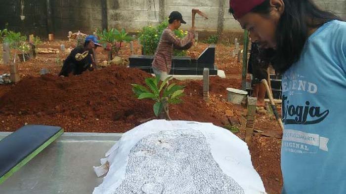 7 Bulan Meninggal Makam Mantan Sopir Bupati Dibongkar, Secarik Kain ...