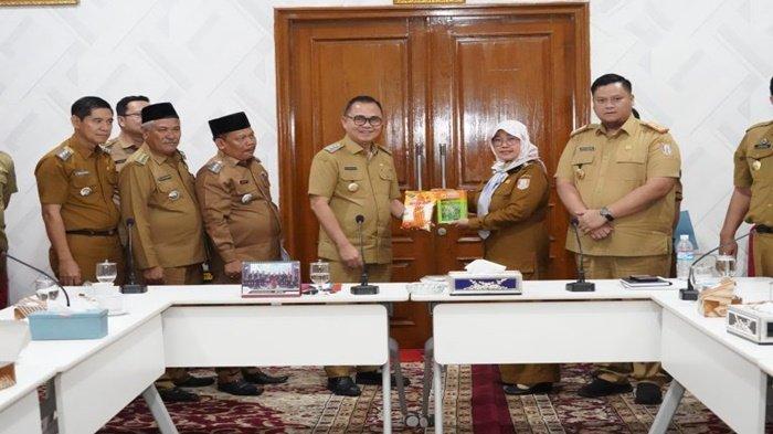 Pj Bupati Hani Syopiar Rustam Bagikan Bibit Cabai dan Jagung : Aksi ... Pj Bupati Hani Syopiar Rustam Bagikan Bibit Cabai dan Jagung : Aksi ...