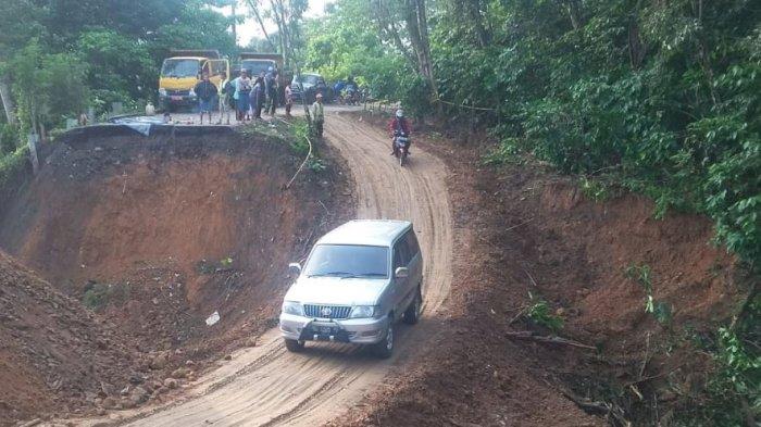 Hanya Satu Jalur, Kendaraan Harus Antre Lewat Jalan Lintas Lahat ...