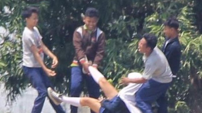 Heboh,Tersebar Rekaman Gadis SMA Diperkosa Bergilir Oleh Teman-temannya, Saat Itu dalam Pondok ...