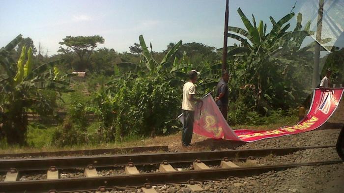 Antisipasi Kendaraan Meningkat, PT KAI Pasang Poster Awas Kereta Api ...