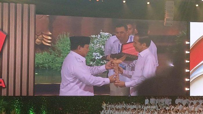 Momen Presiden Prabowo Beri Hadiah Keris ke Jokowi di HUT ke-17 ... Momen Presiden Prabowo Beri Hadiah Keris ke Jokowi di HUT ke-17 ...