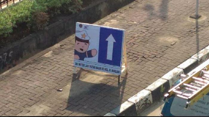 Klik Tribun: Rambu-rambu Pengalihan Dipasang, Pengendara Tetap Melaju ...