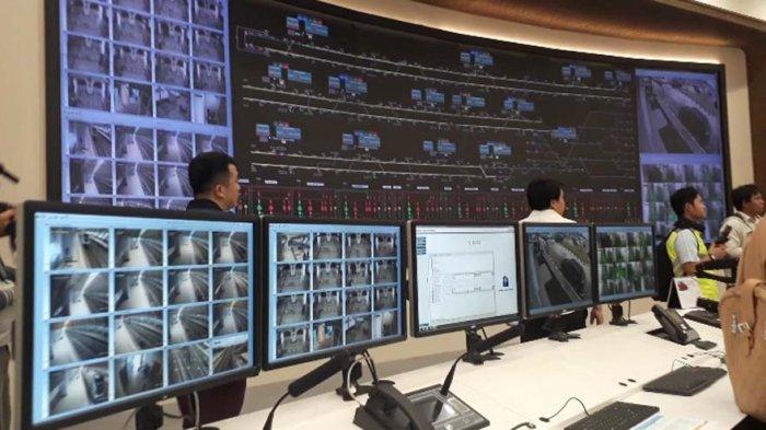 Foto-foto Mengintip Kesibukan Ruang Control Center LRT Palembang ...