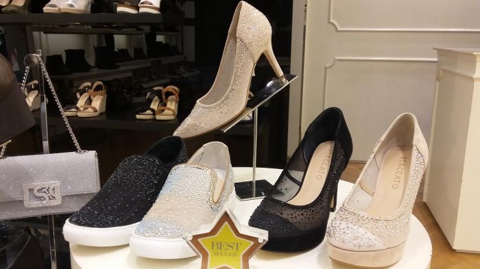 Kamu Penyuka Sepatu Mewah Wajib Beli Sepatu Bertabur Swarovski Ini ...