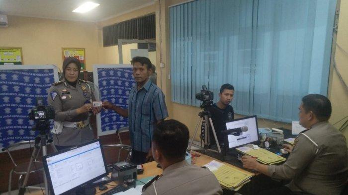 Aturan Pakaian Foto Buat Smart SIM, Wanita Tidak Boleh Pakai Baju dan ...