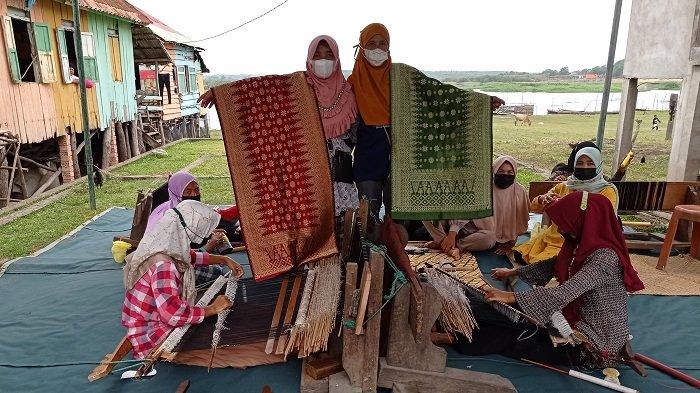 Dikunjungi Menparekraf Sandiaga Uno, Ini Proses Pembuatan dan Harga Songket Desa Burai OI ...