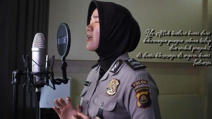 Sosok Briptu Rizka Munawwaroh, Polwan Polda Sumsel yang Mengcover Lagu ...