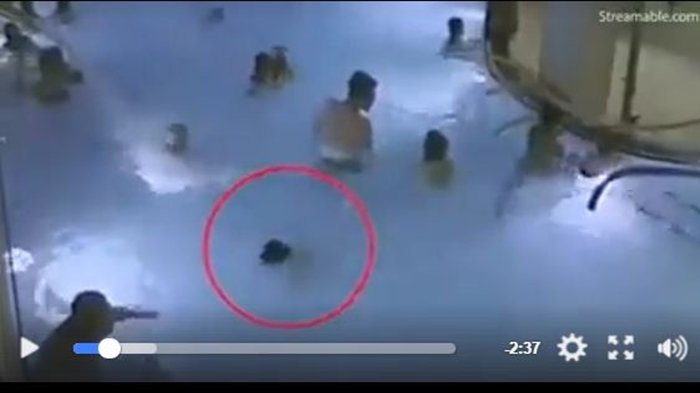 Tragis! Lihat yang Dialami Bocah Ini di Kolam Renang Bikin Merinding - Tribunsumsel.com