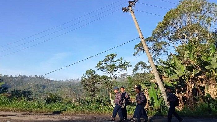 Nyaris Roboh, Tiang Listrik Ancam Keselamatan Warga Sindang Danau OKU ...