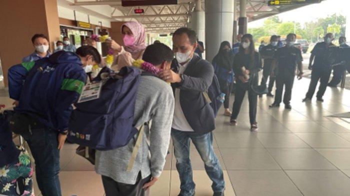 Tiba di Palembang, Fajar Ali Peraih Emas Pertama Sumsel di PON Papua ...