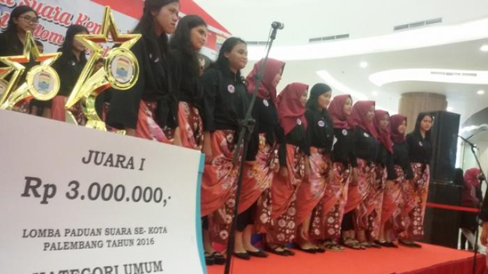 Tim Padus SMAN 5 Tonjolkan Pakaian Khas Sumsel dengan Kain Jumputan ...