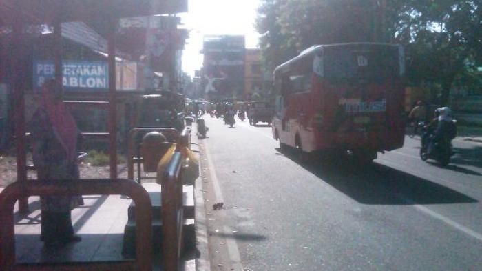 Satu Jam Lebih, Nina Tunggu TransMusi - Tribunsumsel.com