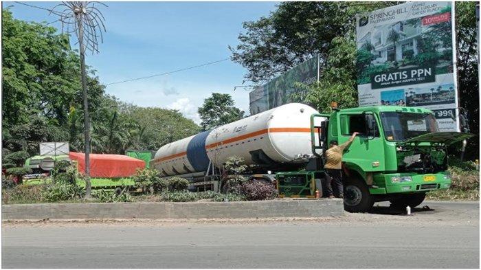 Macet di Simpang Tiga Jalan Bypass Alang-alang Lebar, Mobil Truk Besar ...