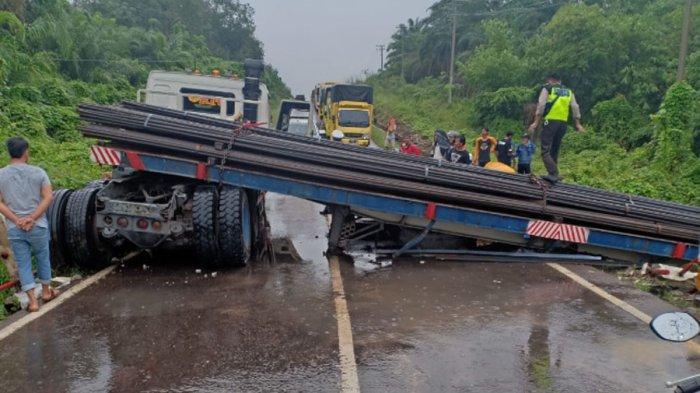 Macet Parah Jalintim, Truk Pembawa Besi Melintang di Jalan Palembang-Jambi - Tribunsumsel.com
