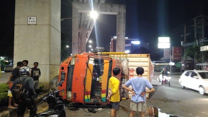 Truk Kontainer Tabrak Tiang LRT Lalu Terguling di Jalan Demang Lebar Daun Palembang,Diduga Rem ...