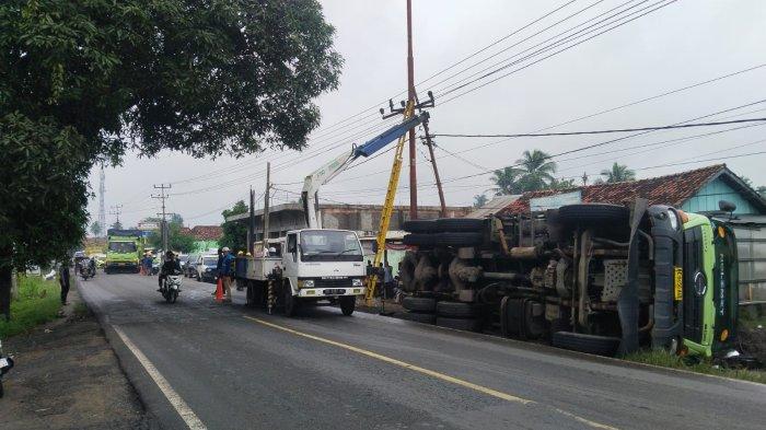 Truk Tabrak Tiang Listrik di Tebing Grinting OI, PLN Indralaya Gerak Cepat Pulihkan Listrik ...