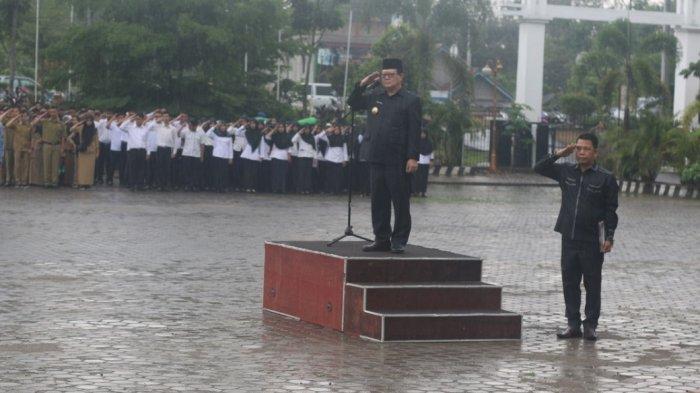 Teks Pidato Luntur dan Baju Bupati Basah, Meski Diguyur Hujan Upacara ...