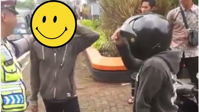 Ngakak ! Sudah Pakai Atribut Pelindung Kepala,Cowok tetap Kena Tilang ...