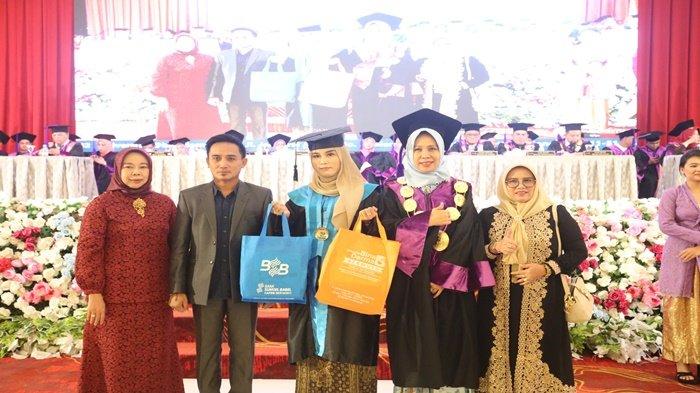 Wisuda Universitas Bina Darma Berlangsung Sukses, Gubernur Herman Deru Beri Motivasi Mengharukan ...