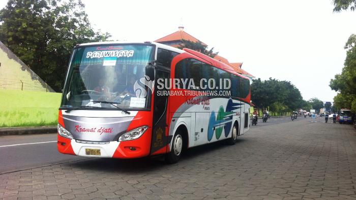 110 Bus Pengangkut Buruh Berkumpul di Masjid Al Akbar Surabaya - Surya ...
