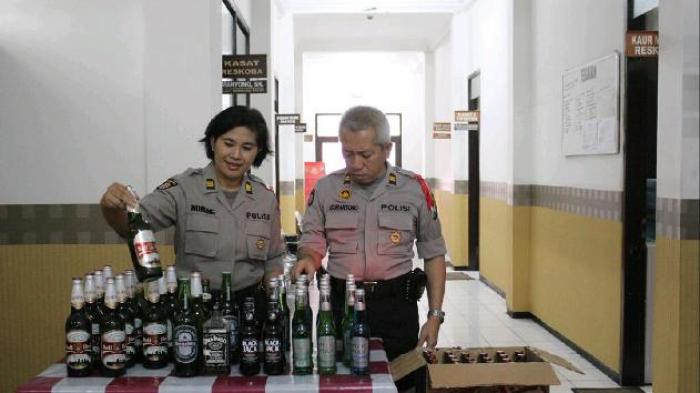 243 Botol Miras Disita Dari Tempat Biliar di Kota Malang - Surya.co.id