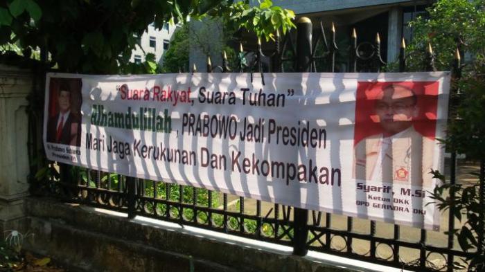 Spanduk "Capres Pemenang Pilpres" Ini Terpasang di Pagar Gedung Dewan ...