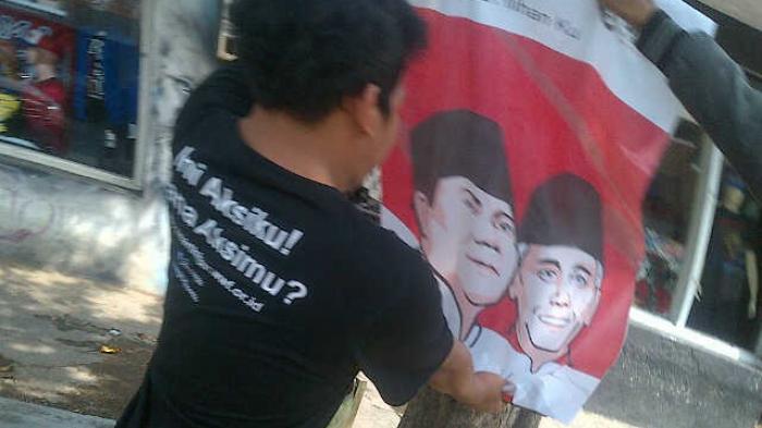 Mahasiswa Peduli Lingkungan Copoti Poster Capres di Pohon - Surya.co.id