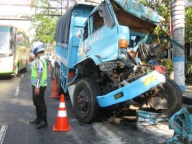 Dump Truk Seruduk Truk Parkir, Seorang Tewas - Surya.co.id