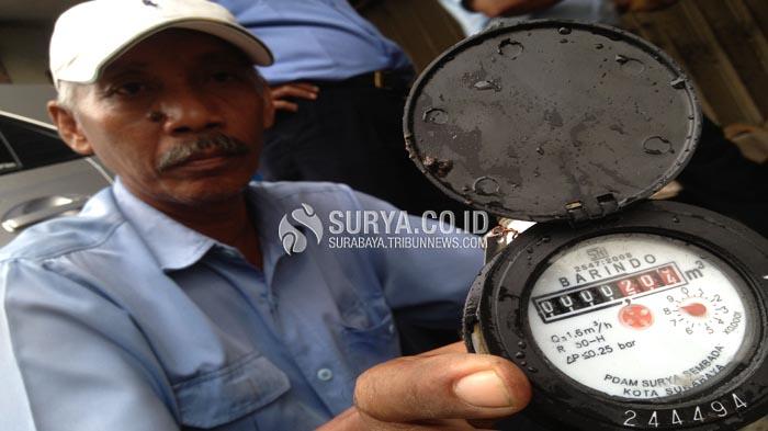 Di Bawah Rintik HUjan, Petugas PDAM Ini Bongkar Saluran Ilegal - Surya ...