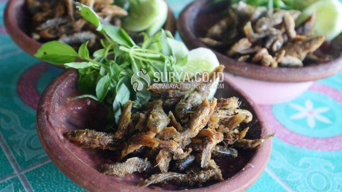 Nikmatnya Iwak Wader Sambal Cobek di Pinggir Kolam Segaran Majapahit ...