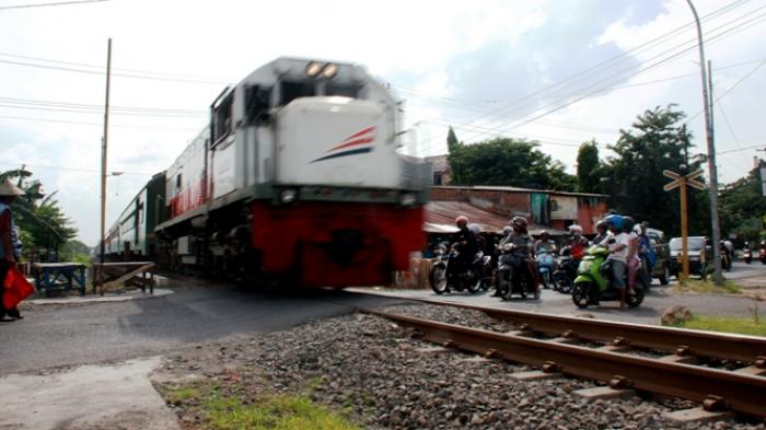 Waspada Melintas Perlintasan Tanpa Palang Pintu - Surya.co.id
