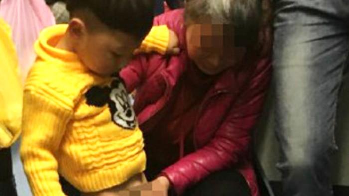 Foto Bocah Pipis Sembarangan di Dalam Kereta Ini Picu Kemarahan Ribuan Netizen - Surya.co.id