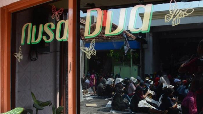 Bendera Setengah Tiang Berkibar di Dolly - Surya.co.id