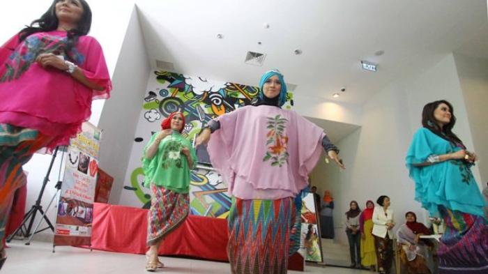 Anggota Iwapi Malang Pun Jadi Model Dadakan Produk Rekannya - Surya.co.id