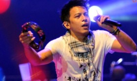 Ariel "Noah" Main Bulutangkis Bareng Lee Chong Wei - Surya.co.id