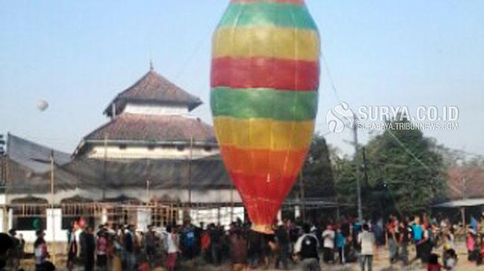 Wuih, Ada Ratusan Balon Raksasa Terbang di Langit Jombang - Surya.co.id