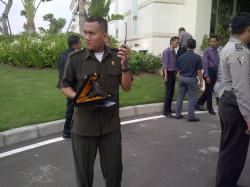 Terobosan Baru, Frekuensi HT Polisi Disebar ke Masyarakat - Surya.co.id